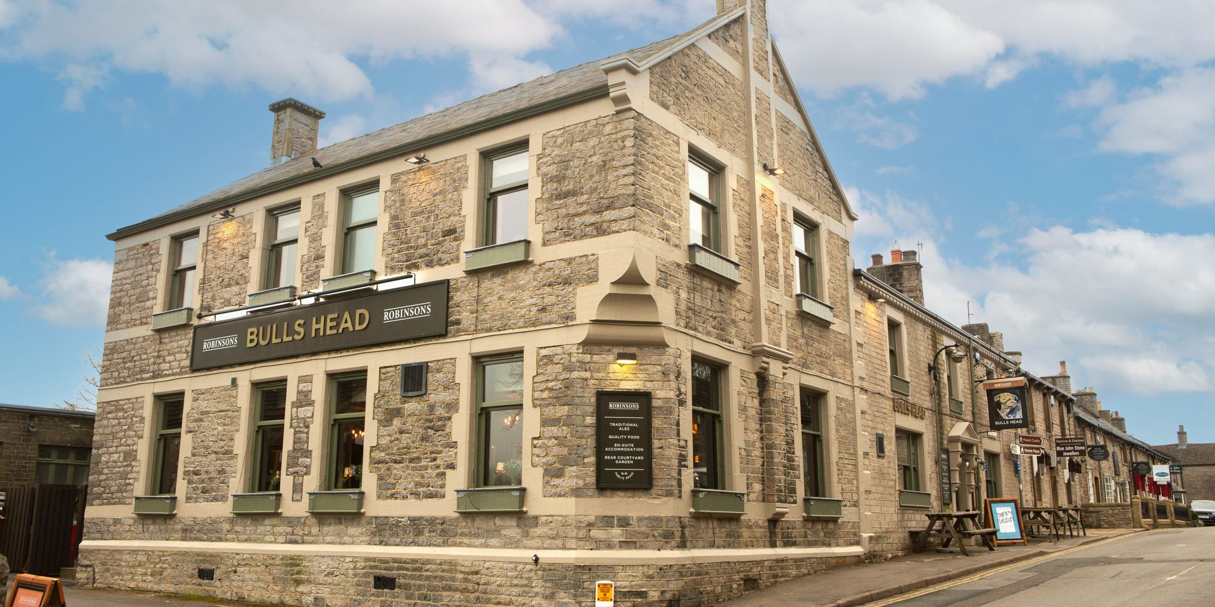 The Bulls Head Castleton - Country pub with accommodation